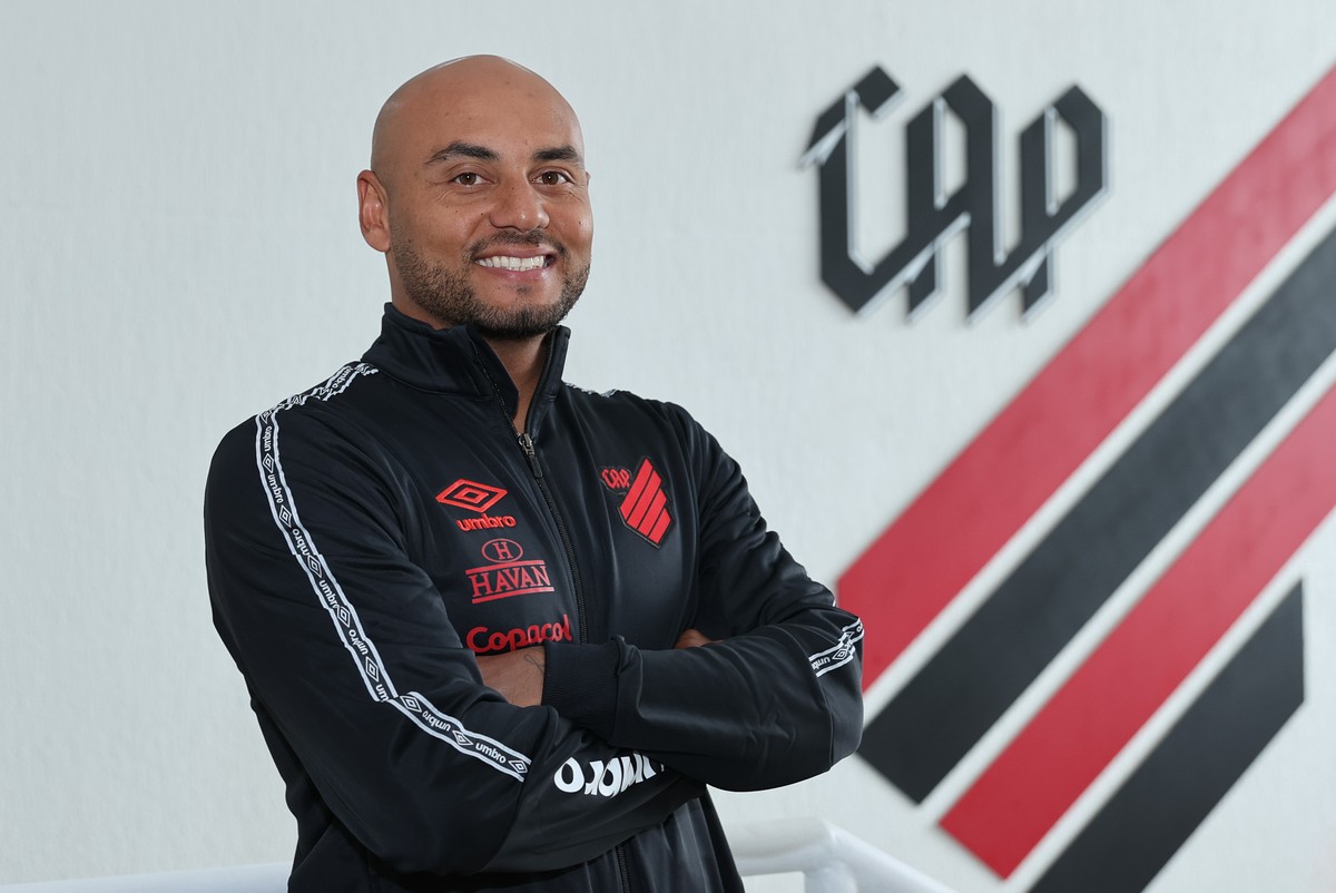 Athletico traz ex-jogador Jonathan para ser auxiliar-técnico das ...