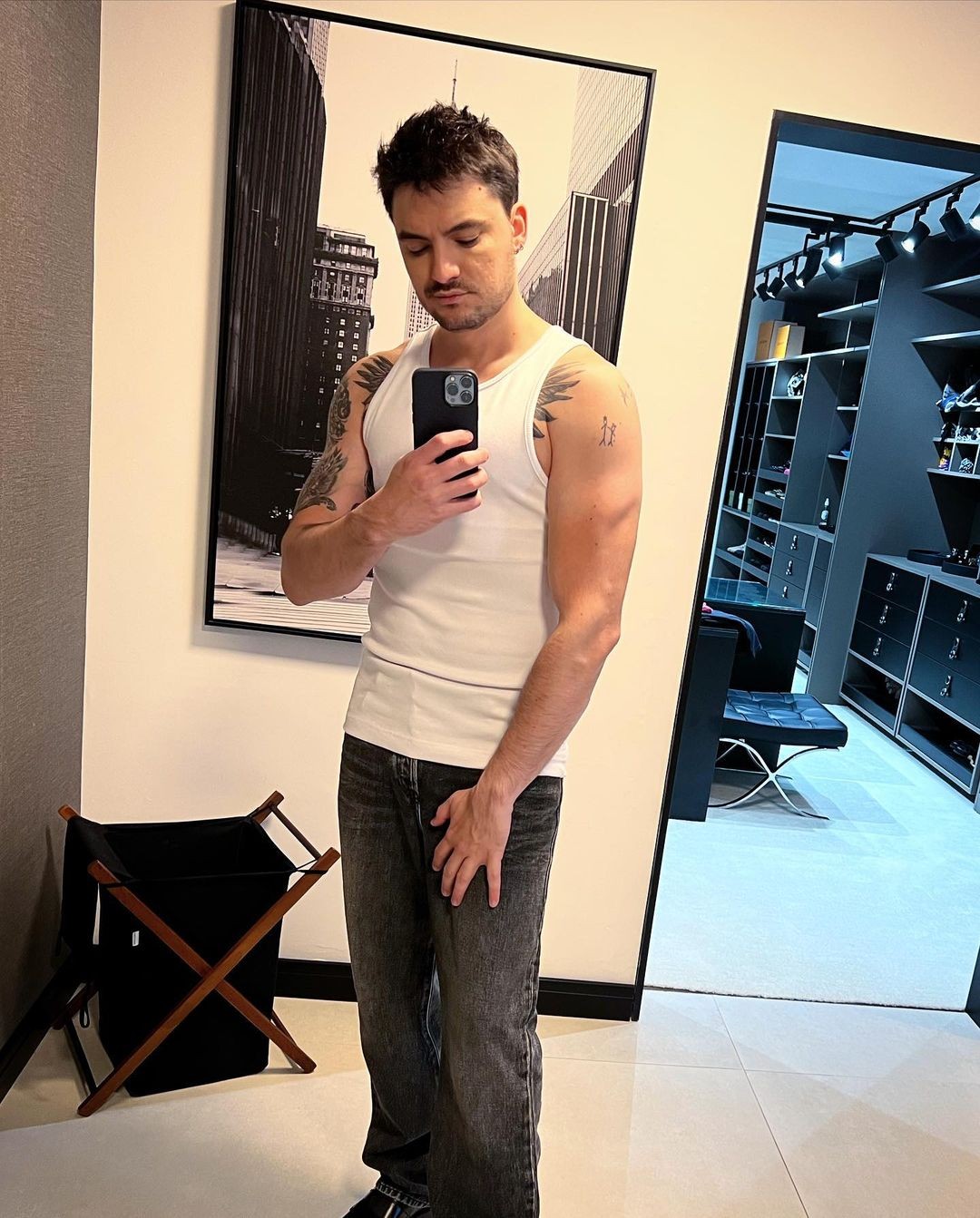 Felipe Neto posa de camiseta regata e comemora braços sarados: "Sem ...