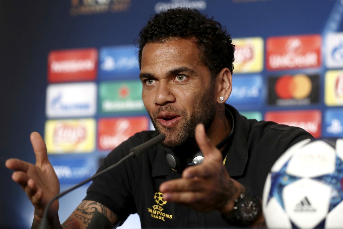 Daniel Alves está perto de um acerto com o Manchester City, diz site ...