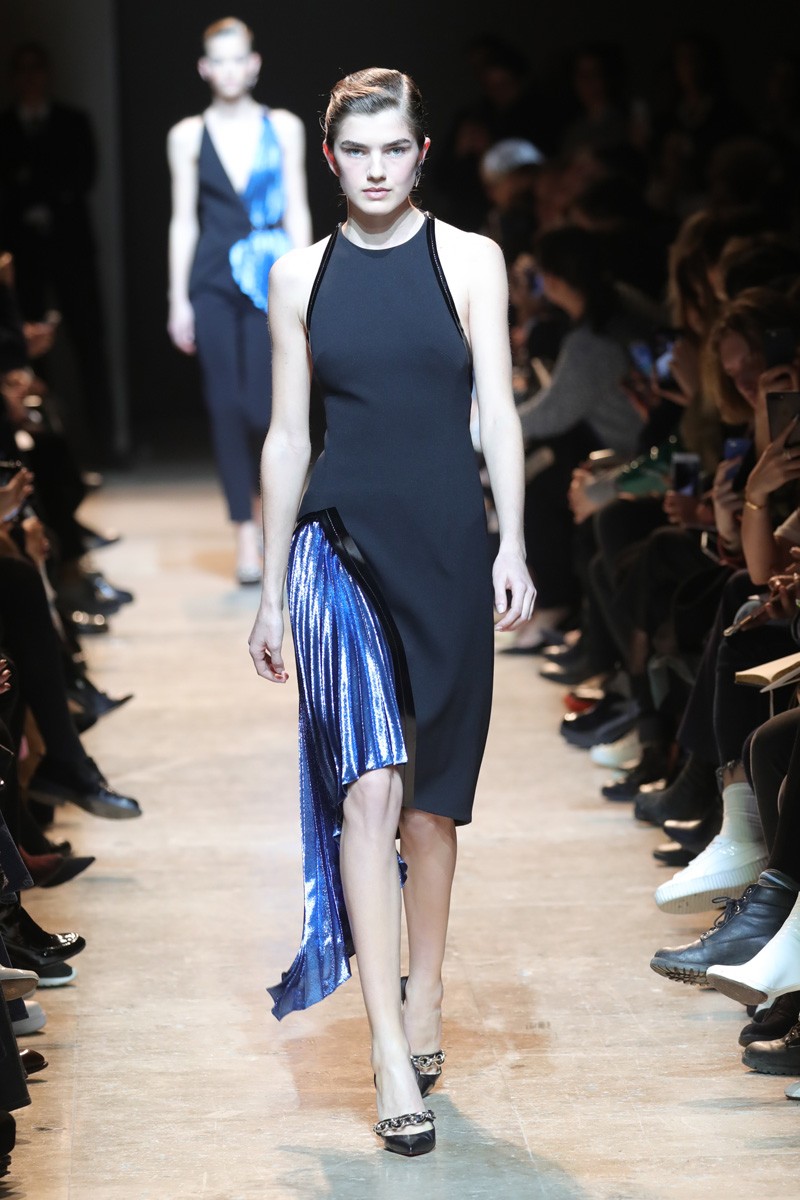 Mugler passeia em seu habitat natural com inverno 2018 oitentista ...