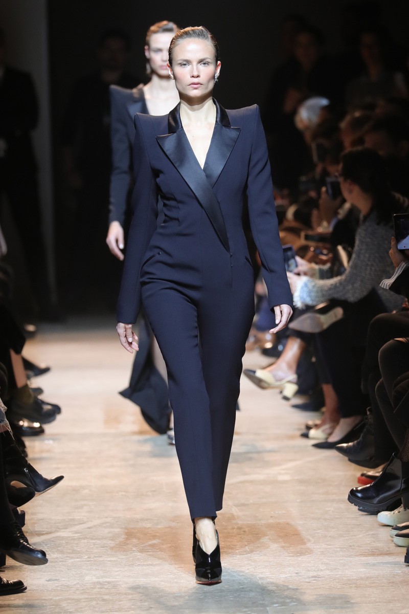 Mugler passeia em seu habitat natural com inverno 2018 oitentista ...