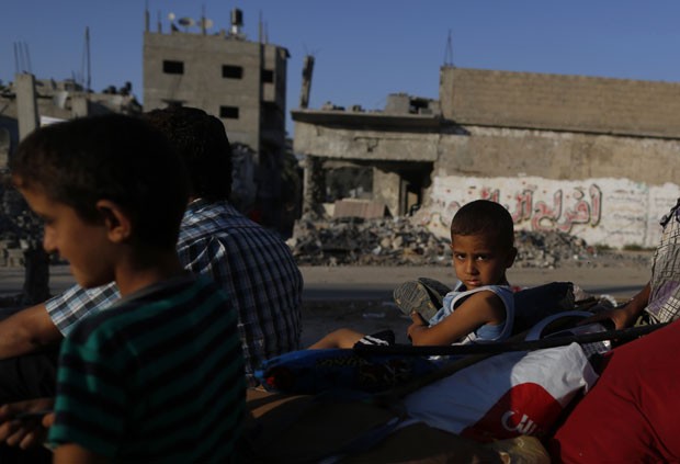 G1 - Milhares de palestinos fogem das imediações da fronteira com ...