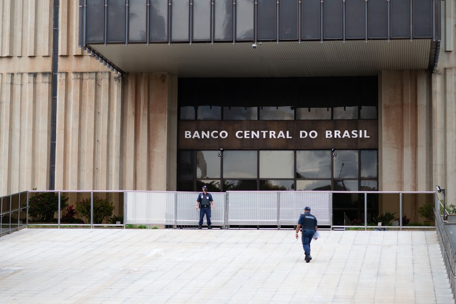 Como era o Brasil quando o Banco Central subiu os juros para 13,75% em ...