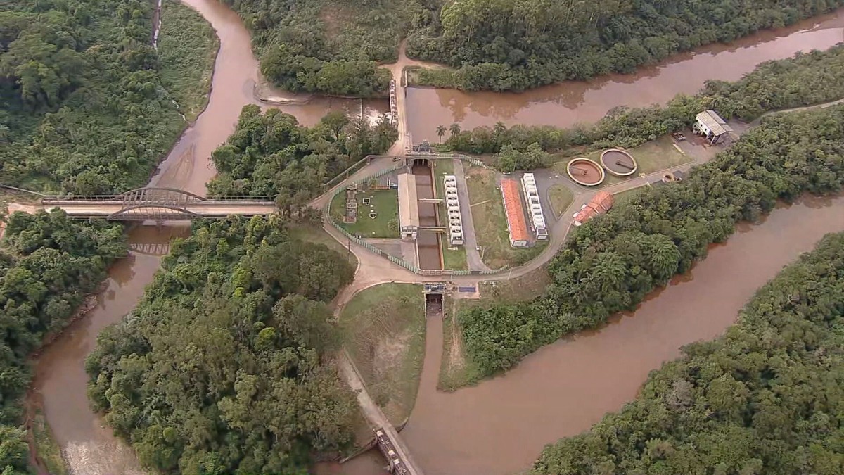 Coloração escura e presença de peixes mortos no Rio das Velhas assusta ...