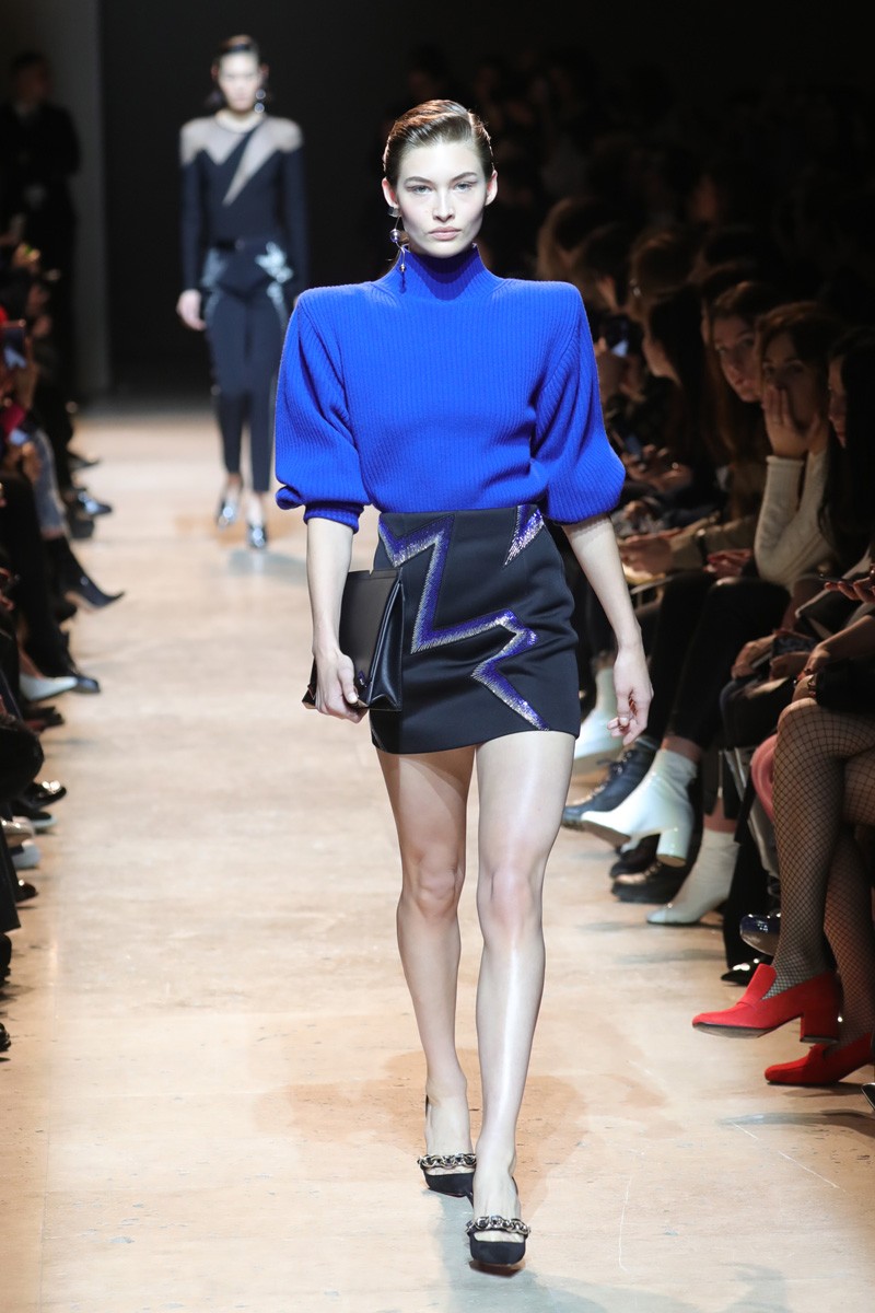 Mugler passeia em seu habitat natural com inverno 2018 oitentista ...