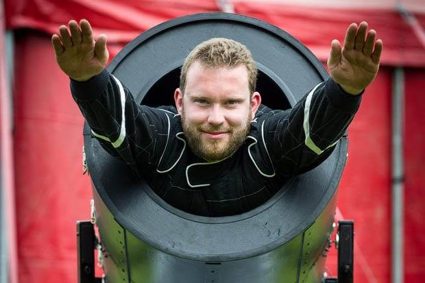 Advogado abre mão de casa e salário de seis dígitos por carreira como ...