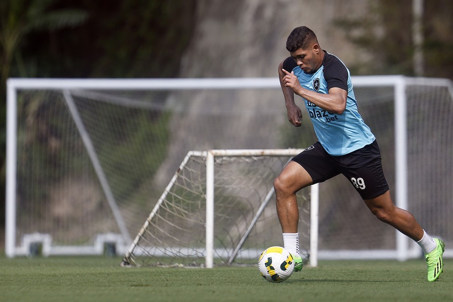 Ainda com dores, Erison pede para não ficar no banco contra o Flamengo ...