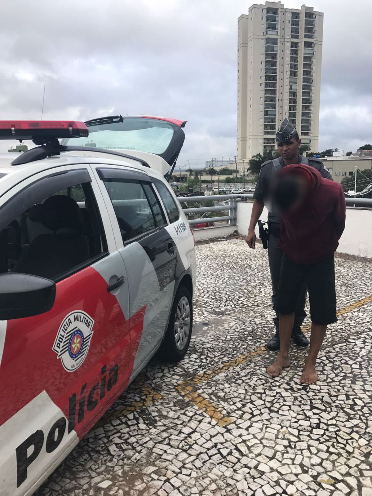 Jovem Suspeito De Roubar Celular é Preso Ao Tentar Se Esconder Em