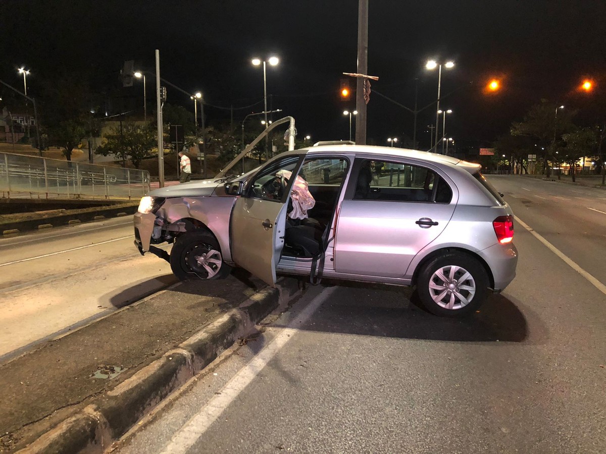 Motorista de aplicativo dorme ao volante e bate carro alugado em avenida movimentada de BH ...