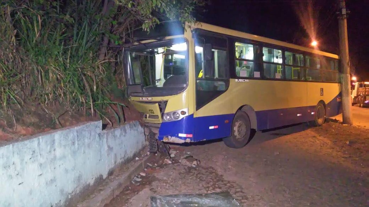 Ônibus do transporte público bate em muro após desviar de carreta e deixa feridos em Divinópolis ...