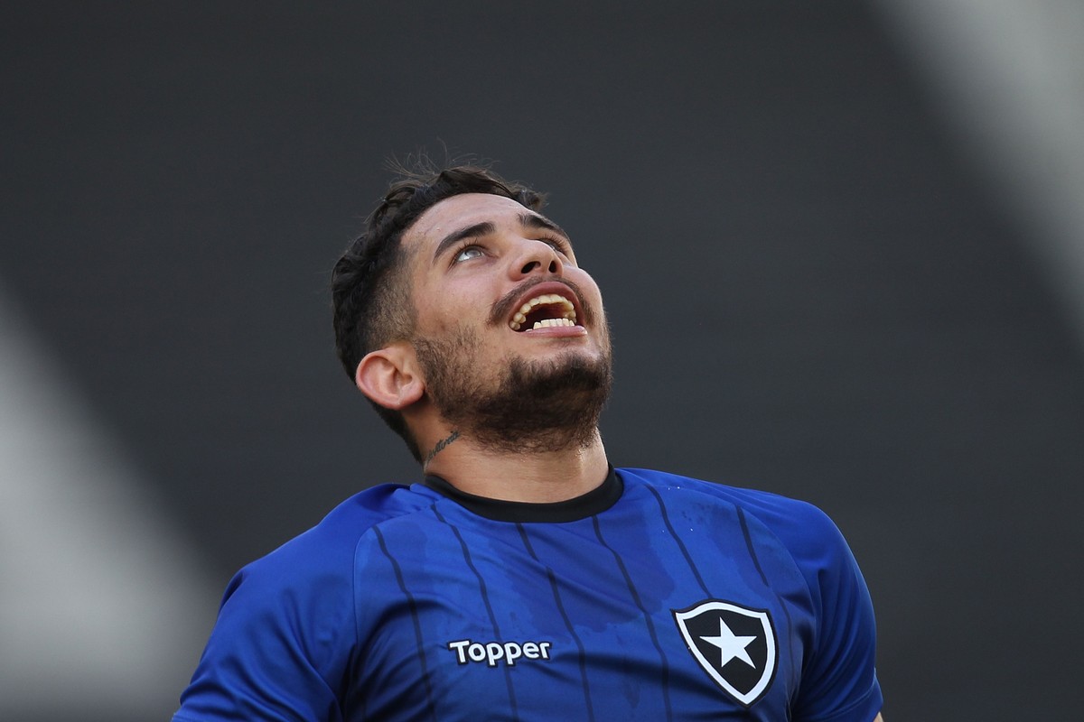 Com o desejo de mostrar seu valor, Leandro Carvalho festeja renovação ...