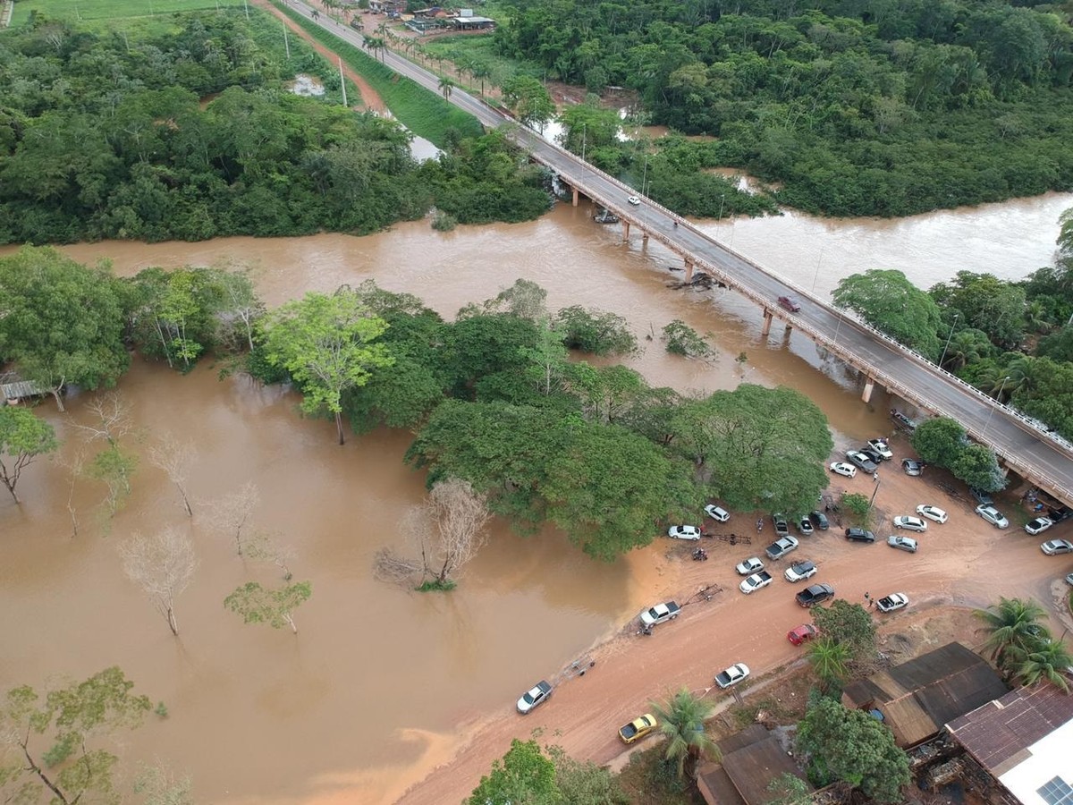 Rio Jaru transborda após intensas chuvas e água invade rua | Rondônia | G1