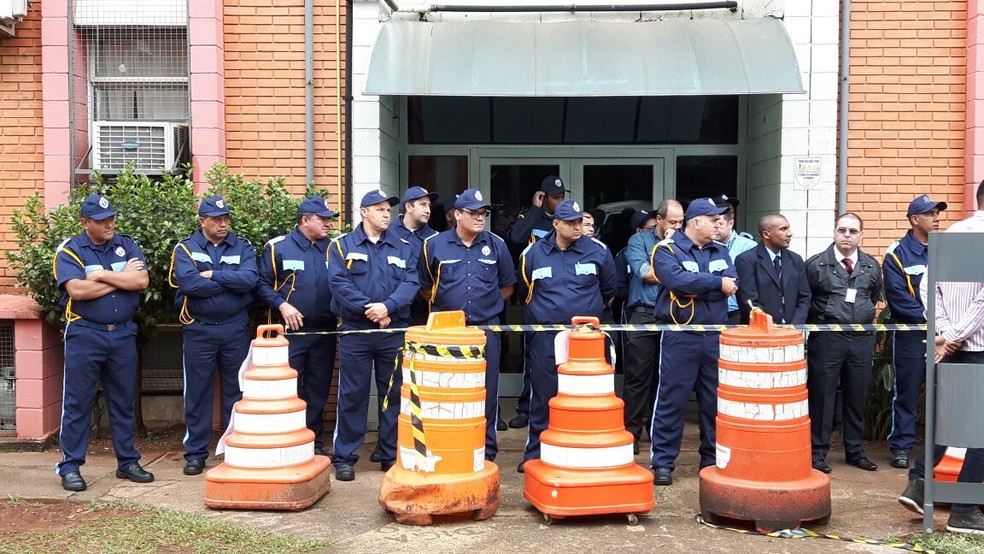 Em reunião com protestos e segurança reforçada, Unicamp retira de pauta ...