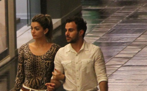 Kelly Key passeia abraçada com o marido em shopping do Rio - Quem ...
