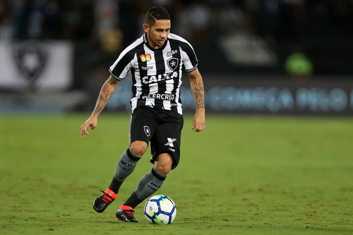 Após apenas quatro jogos pelo Botafogo, Leandro Carvalho deve voltar ...