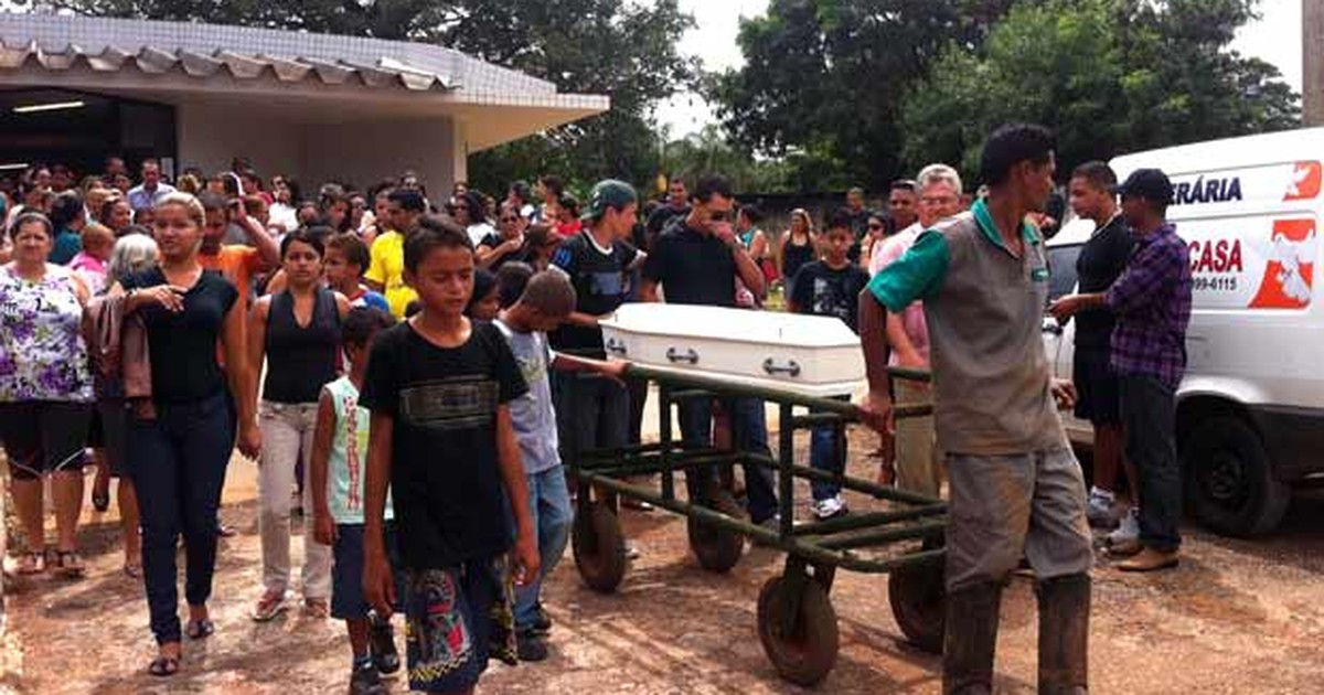 G1 - Corpo de menino que caiu em bueiro é enterrado no DF - notícias em ... G1 - Corpo de menino que caiu em bueiro é enterrado no DF - notícias em ...