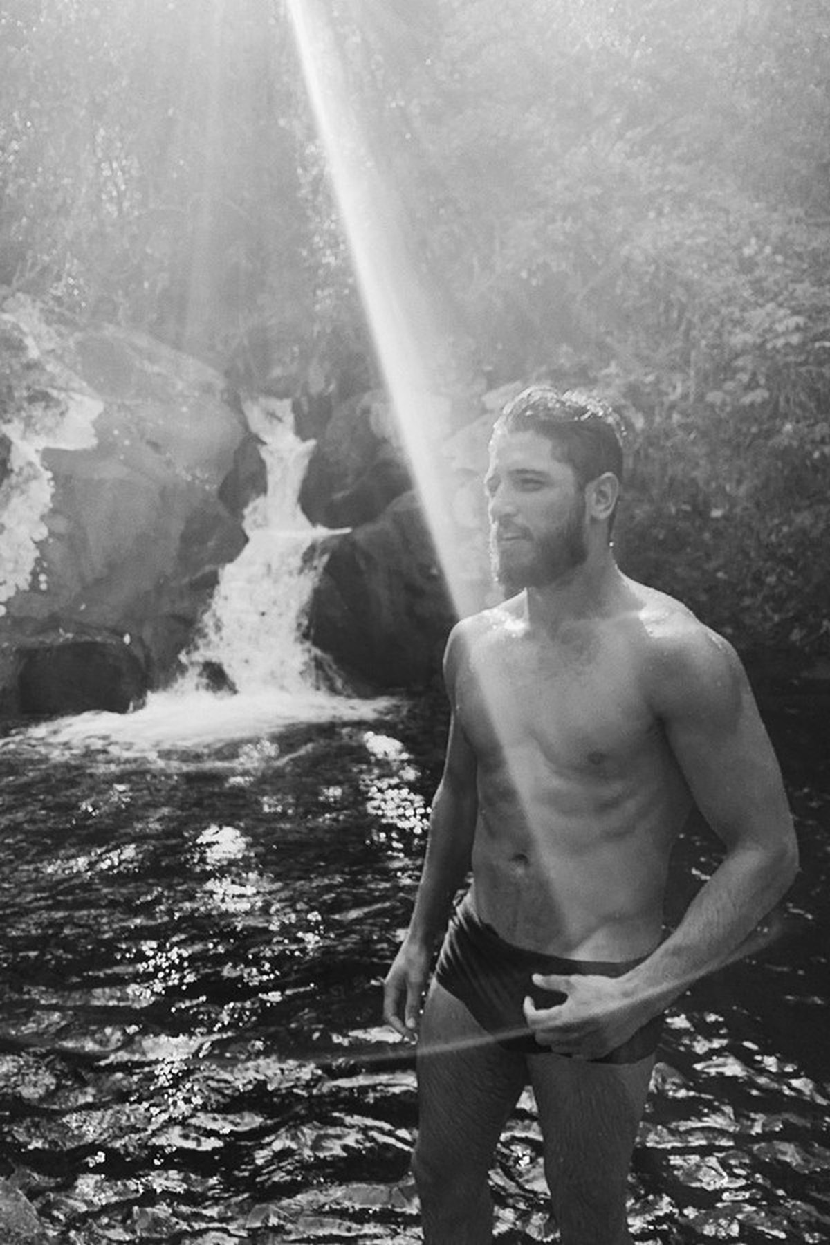 Daniel Rocha aproveita segunda-feira para tomar banho de cachoeira ...