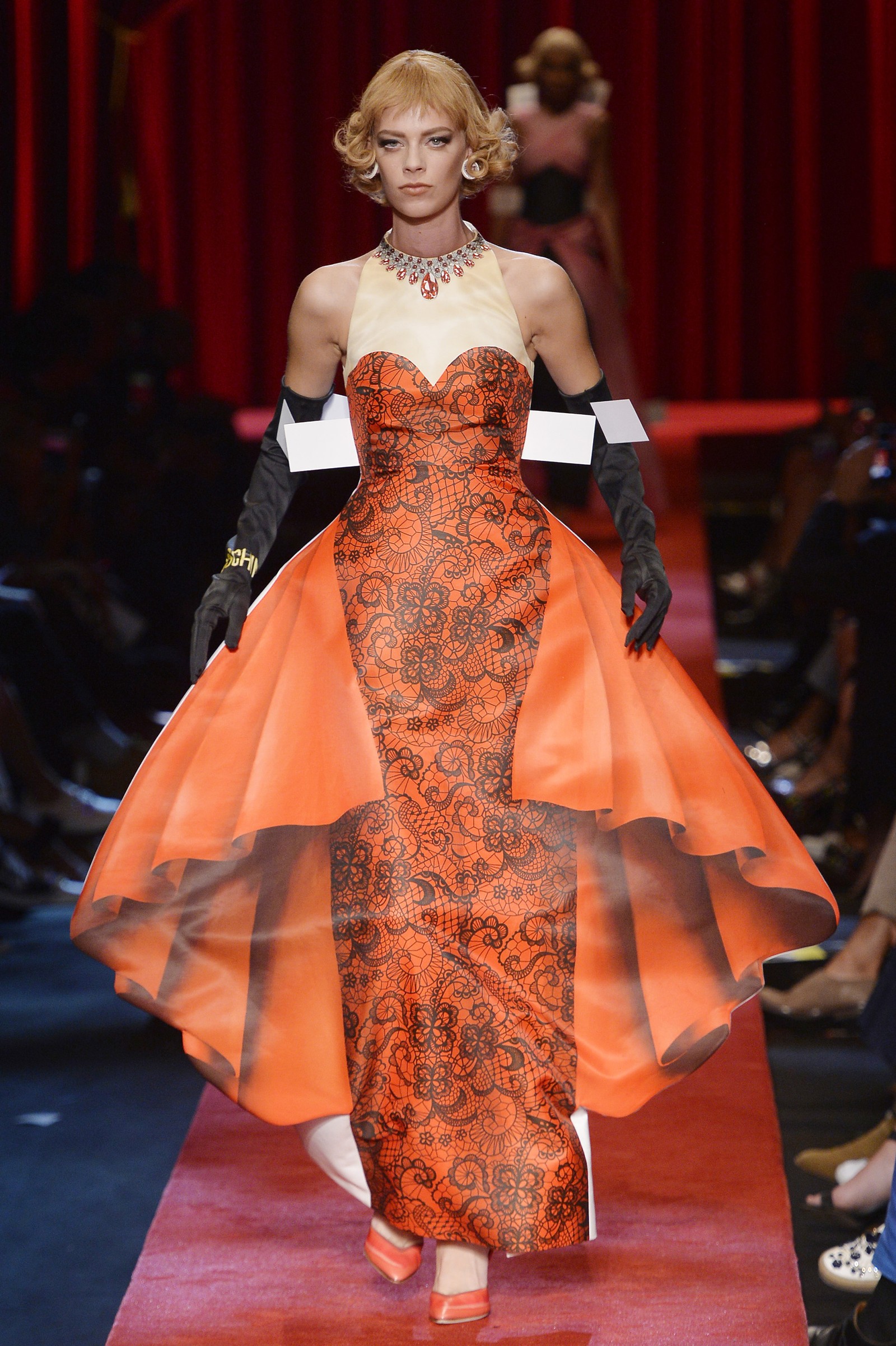As divertidas paper dolls da Moschino | Desfiles | Vogue