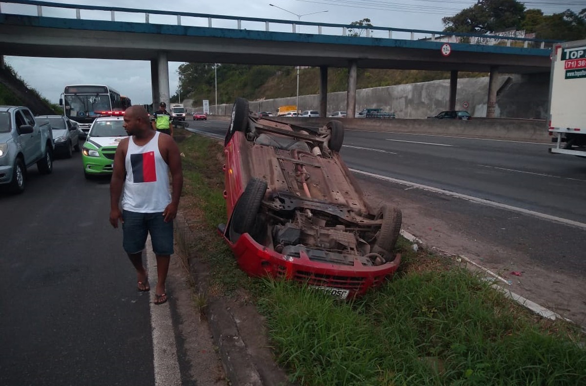 Carro capota na BR-324 e motorista sai ileso | Bahia | G1