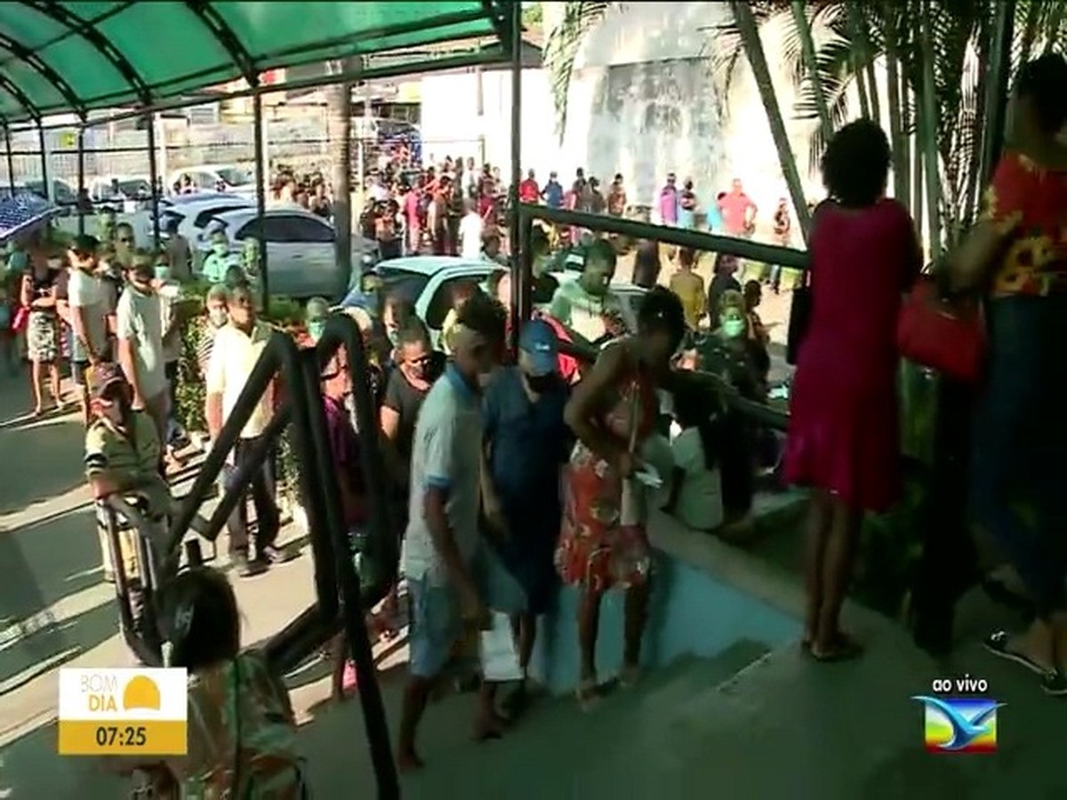 Pessoas do grupo de prioridade fazem fila para tentar marcar consultas ...