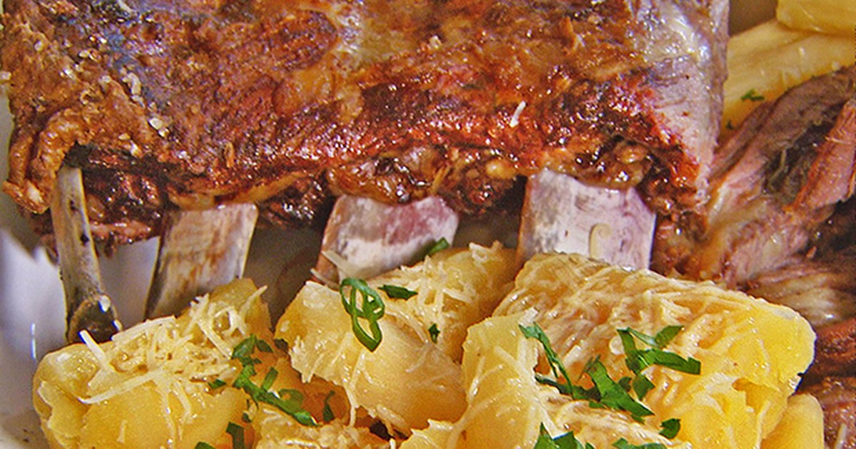 G1 - Um jeito diferente de fazer costela assada acompanhada de mandioca ...