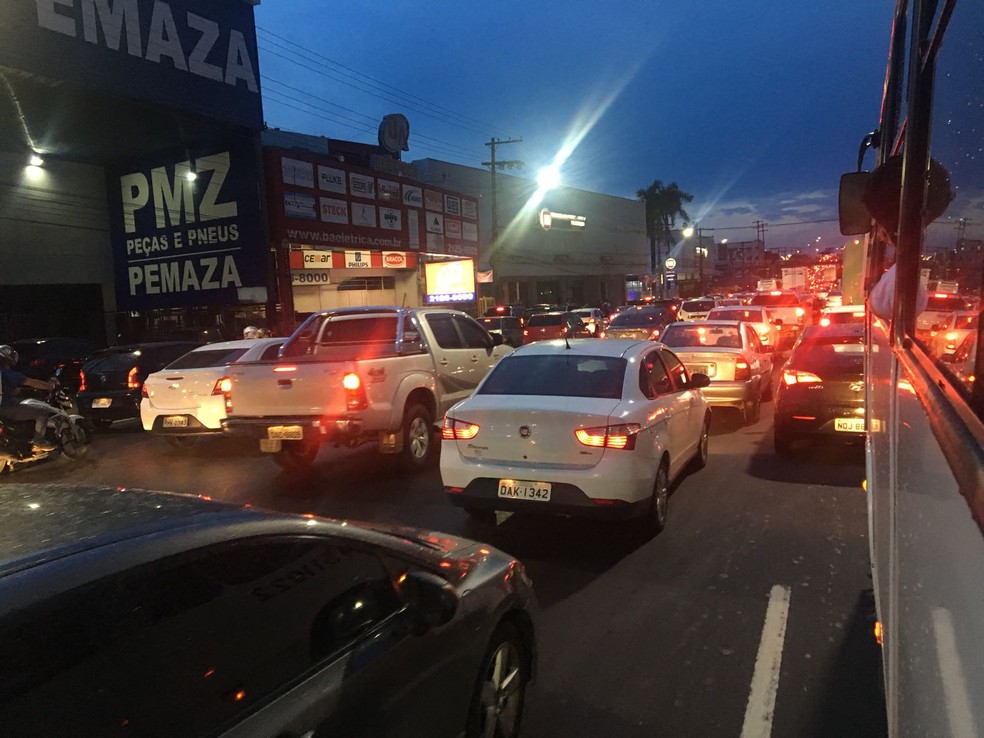 Após chuva, motoristas reclamam de trânsito congestionado em avenidas ...
