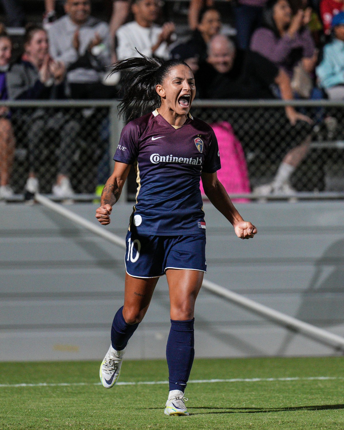 Debinha brilha com três gols, e NC Courage mantém sonho de ...