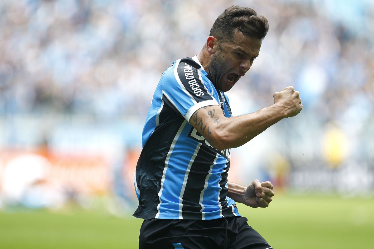 Bobô revela conversa com técnico do Athletico-PR, mas segue sem ...