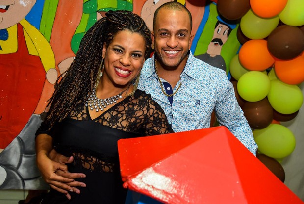 Ex-BBB Janaína do Mar supera fobia de palhaços e posa com eles em festa ...