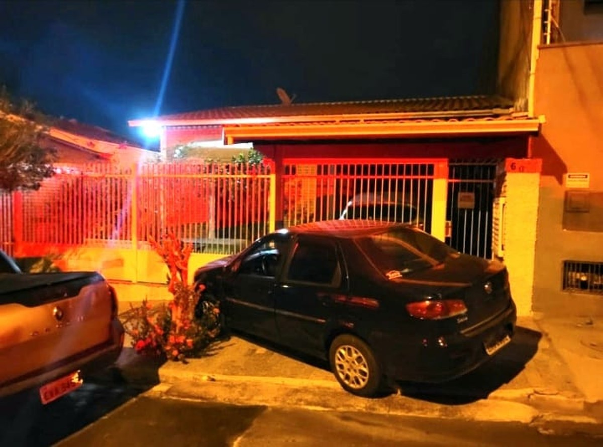 Homem é Preso Após Bater Carro Roubado Em Casa De Limeira Durante