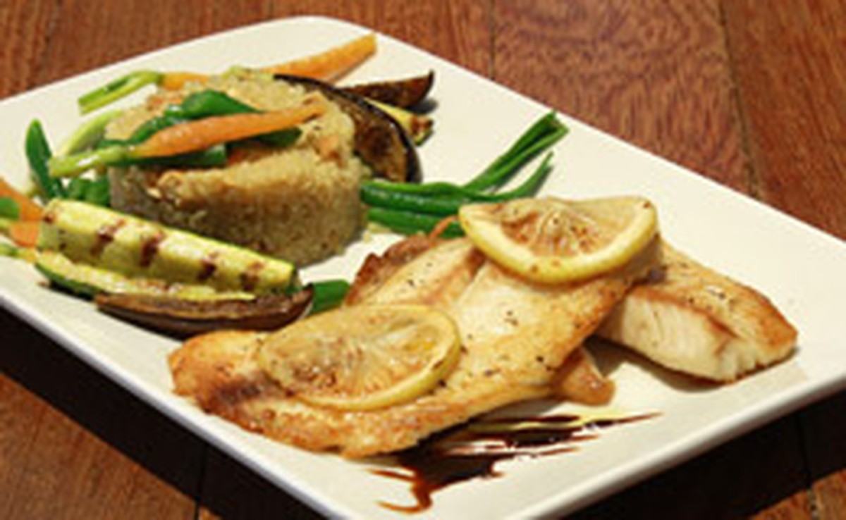 Filé de peixe grelhado com quinoa real e minilegumes | Peixes e frutos ...