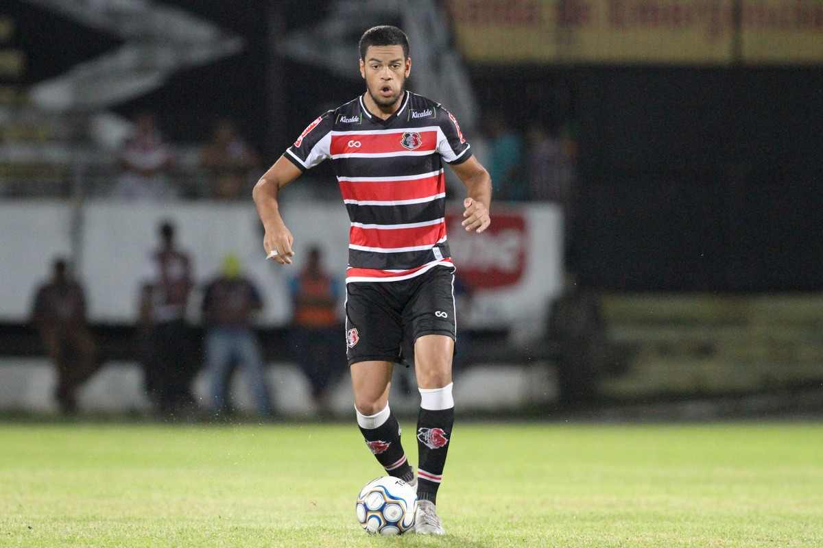 Com Sandoval suspenso, Augusto Silva deve voltar ao Santa Cruz contra ...