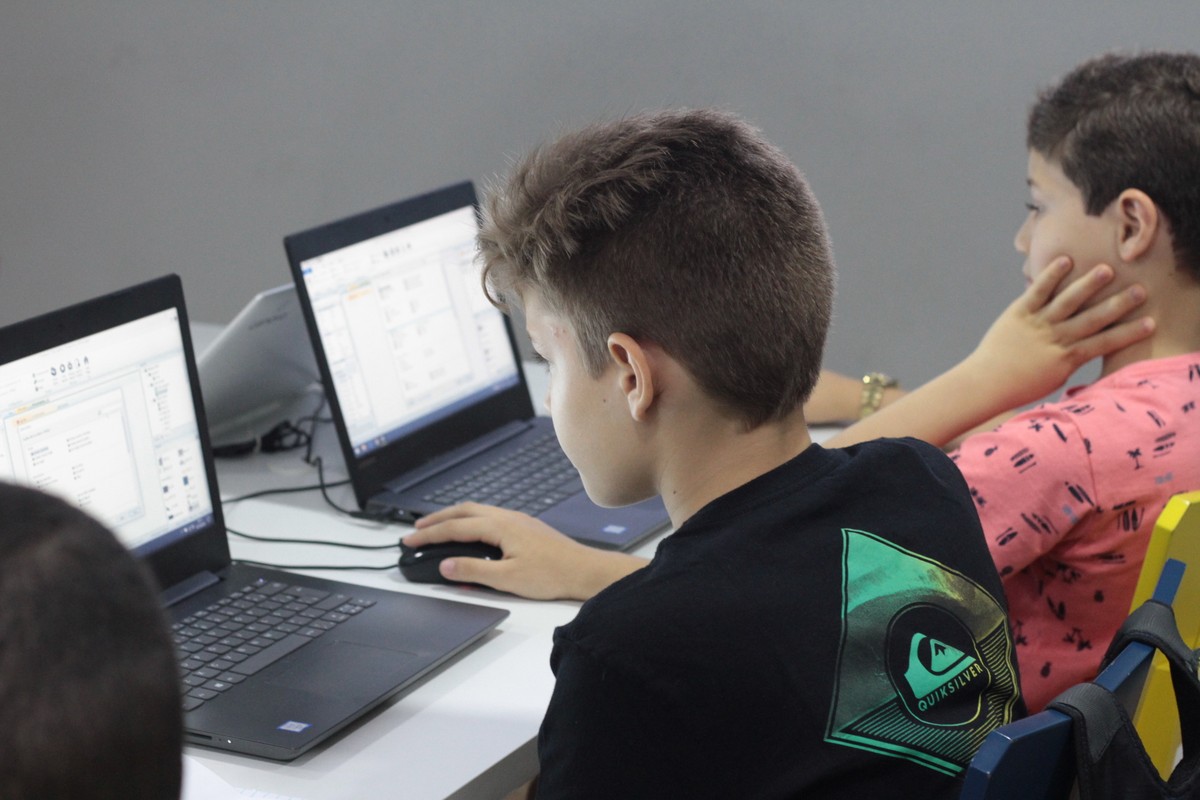 Crianças aprendem linguagem de programação e criam jogos, em João ...