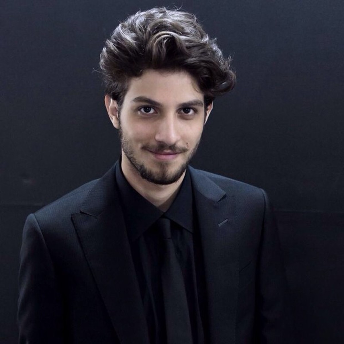 Chay Suede em ping-pong nos bastidores da Vogue Brasil | Vídeos | Vogue