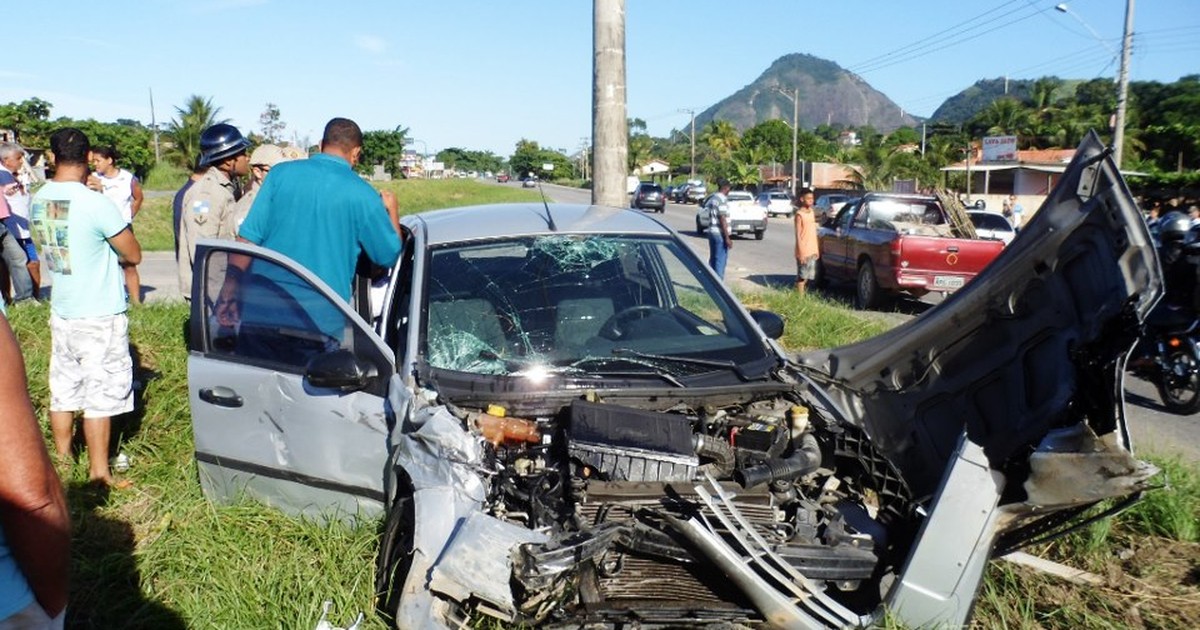 G1 - Batida entre dois veículos deixa feridos na RJ-106, em Maricá, RJ - notícias em Serra ...