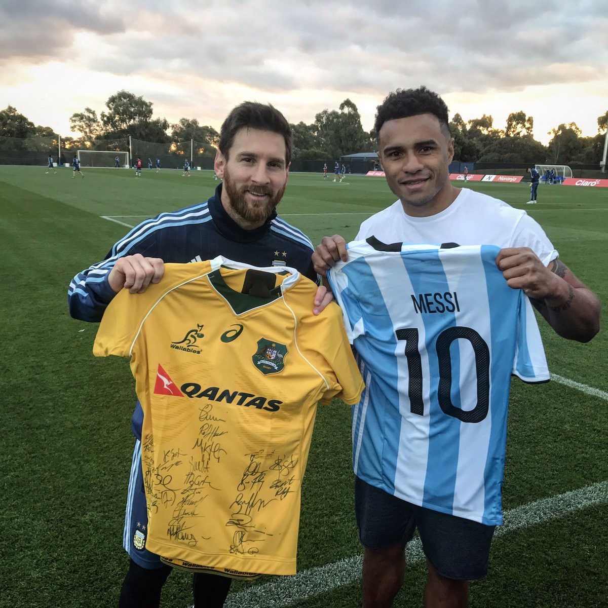 Em Melbourne, Messi recebe jovens com câncer e troca camisas com astro ...