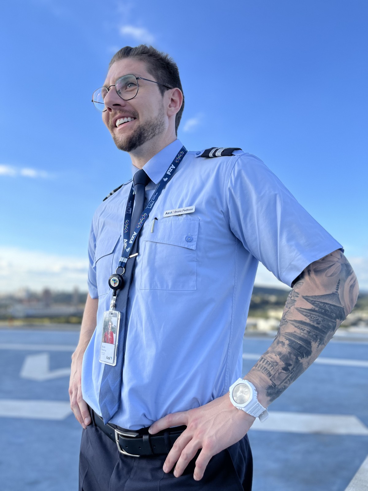 Azul libera tatuagem e piercing à mostra para pilotos e comissários ...