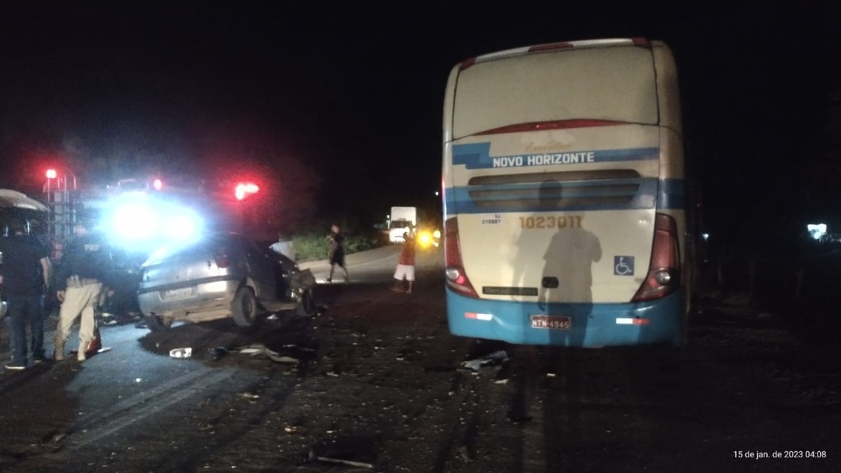 Acidente entre carro e ônibus mata um pessoa e deixa outra ferida na BR-116 | Vales de Minas ...
