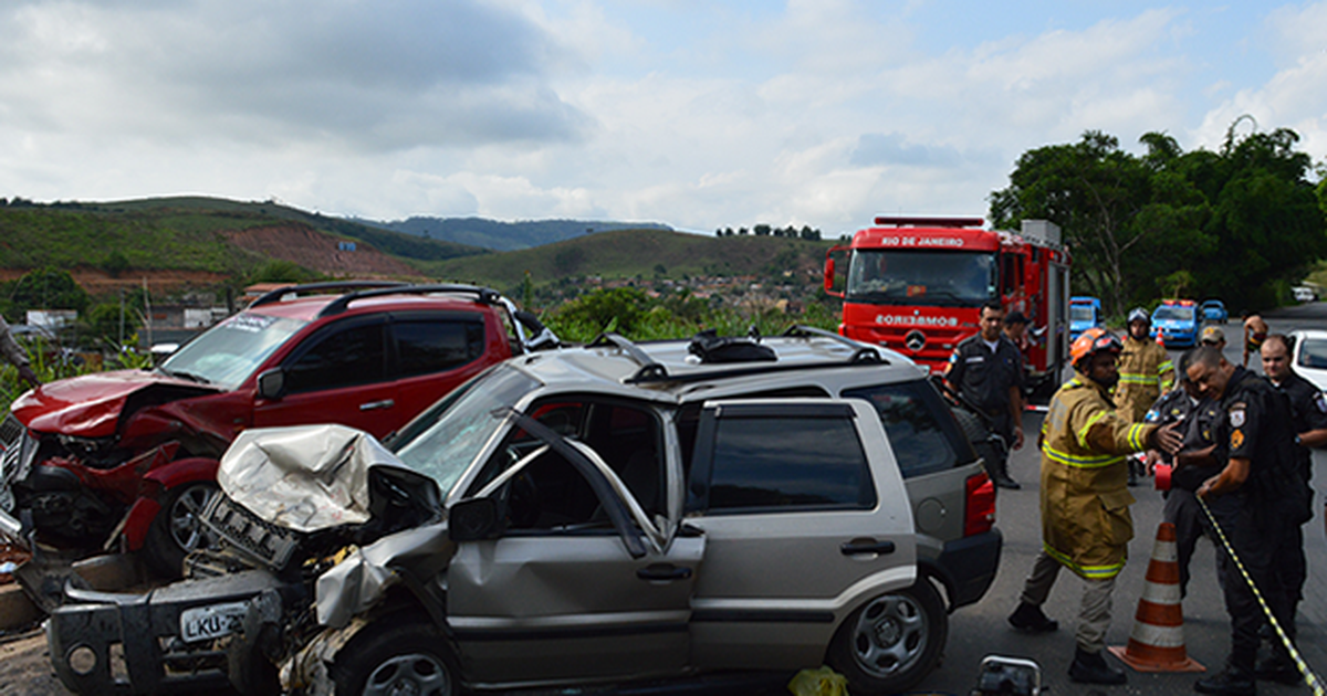 G1 - Batida entre carro e caminhonete deixa feridos na RJ-145, em ...