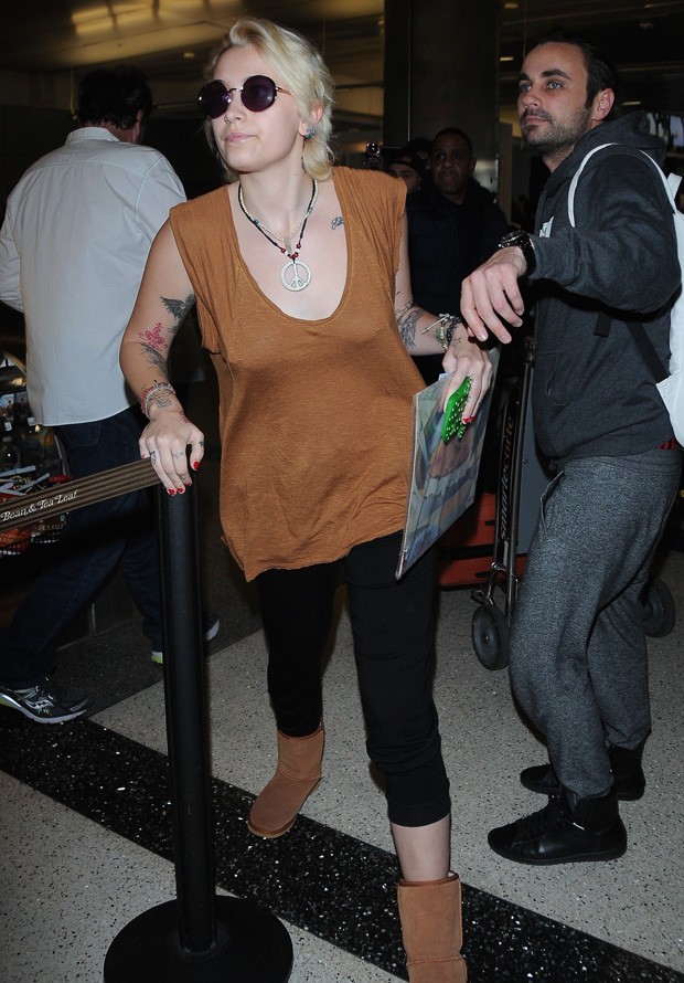 De regata e sem sutiã, Paris Jackson exibe piercings e tattoo ...