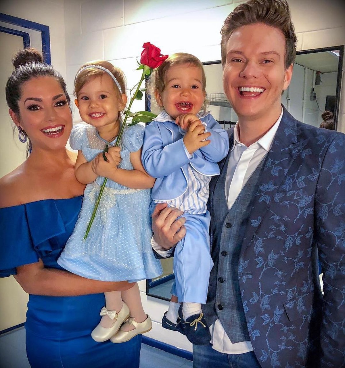Thais Fersoza compartilha clique fofo dos filhos vestidos de azul em ...