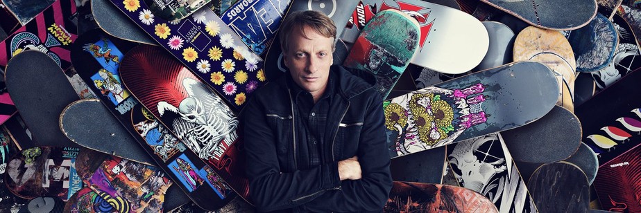 Tony Hawk faz cirurgia no fêmur e segue usando bengala: ‘Indo devagar ...