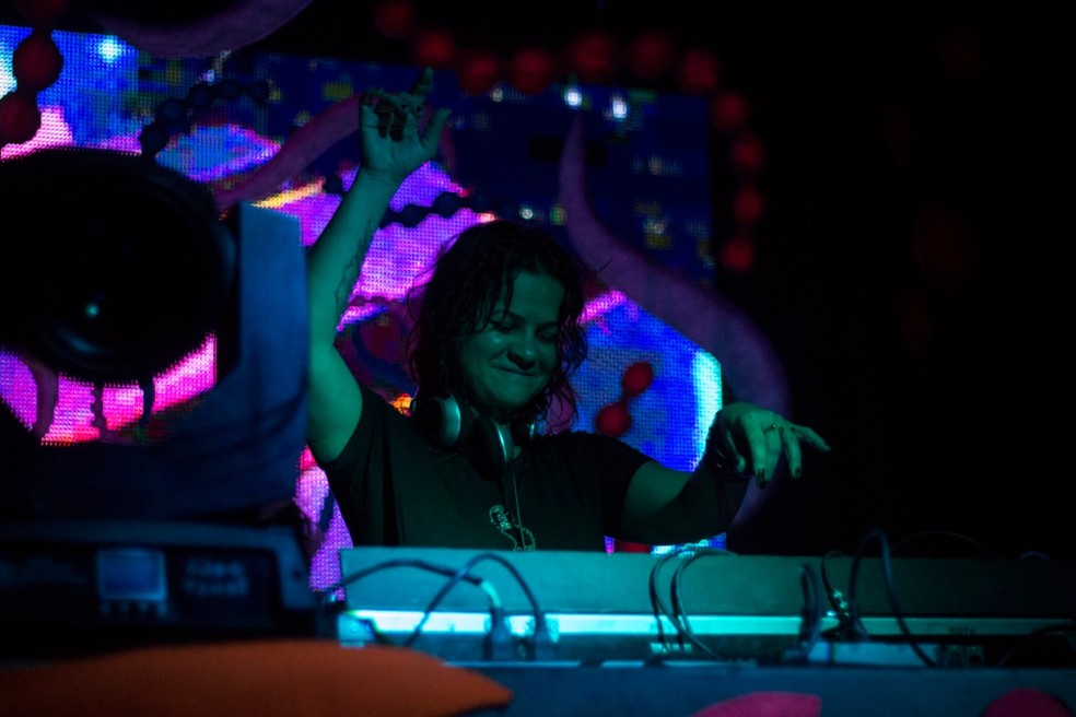 Mulheres enfrentam barreiras como DJs na cena da música eletrônica ...