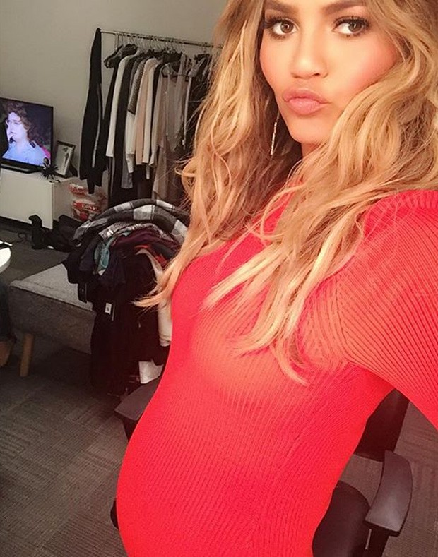 Chrissy Teigen fica de fora de desfile da Victoria´s Secret e mostra ...