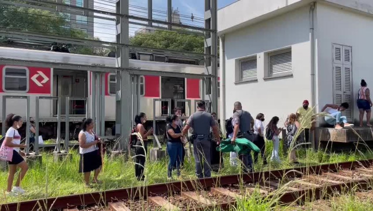 Linha 9 - Esmeralda volta a ter problemas e passageiros precisam ...