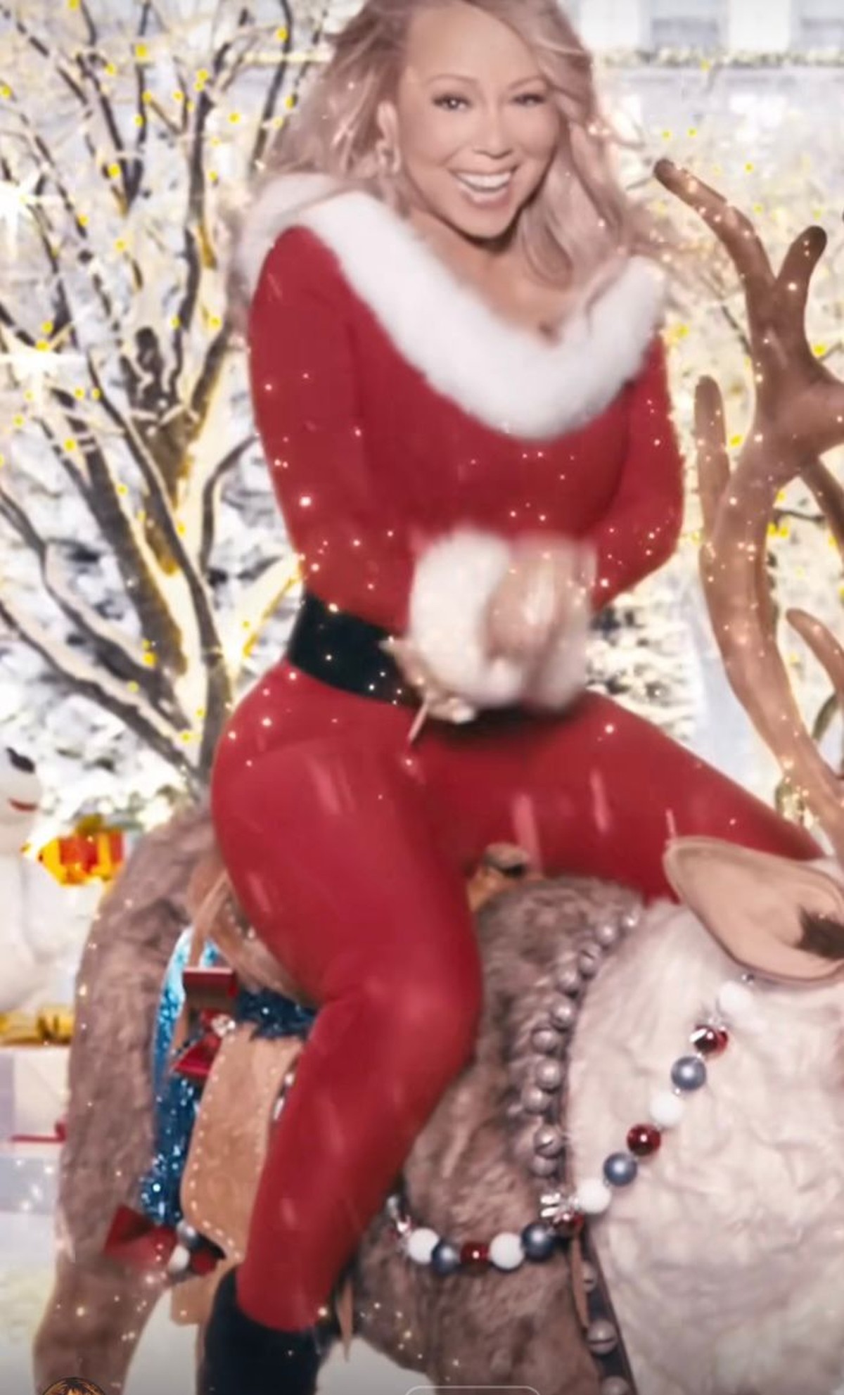 Passado o Halloween, Mariah Carey surge em clima natalino ao som de "All I Want for Christmas is ...