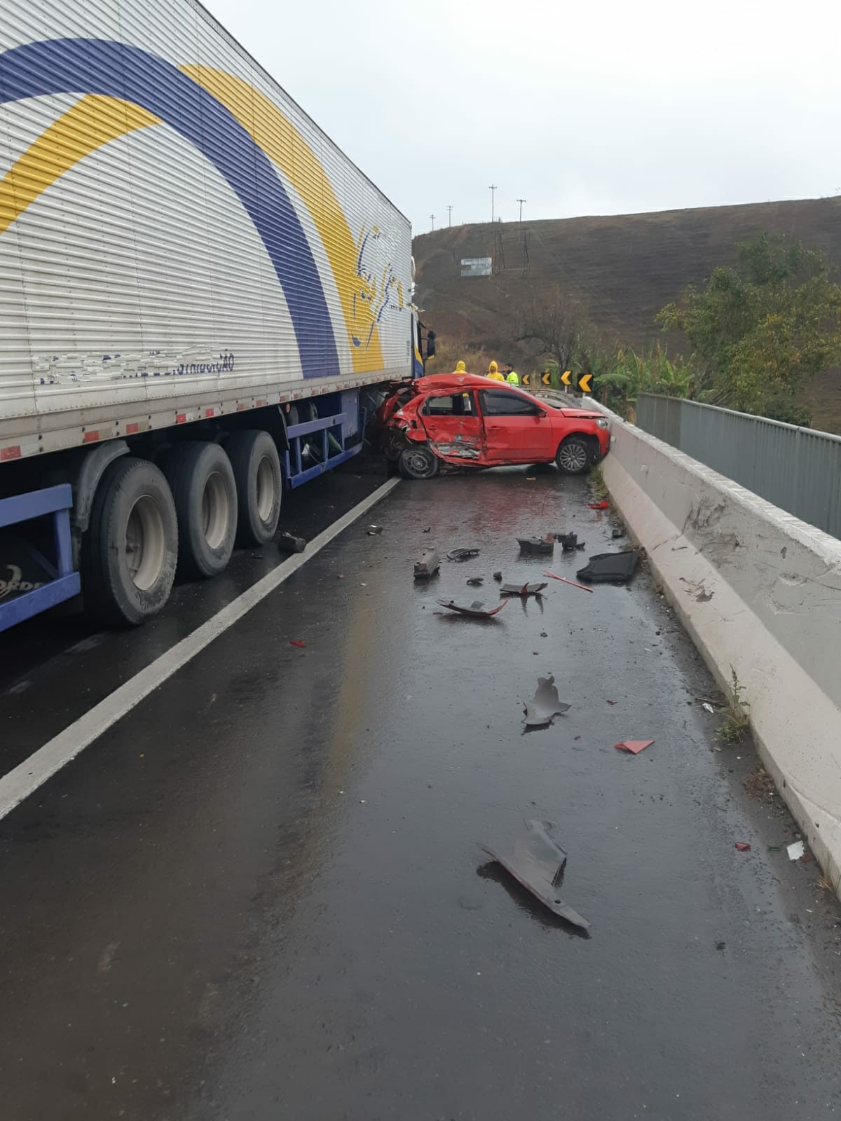Acidente entre carro e carreta deixa homem ferido na Lúcio Meira, em ...