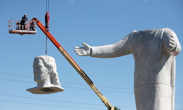 G1 - Igreja reconstrói estátua de Jesus nos EUA após raio destruir a ...