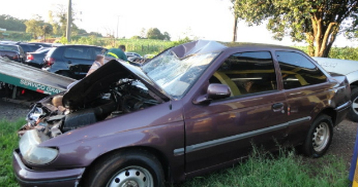G1 - Passageira de moto morre após batida com carro carregado de ... G1 - Passageira de moto morre após batida com carro carregado de ...