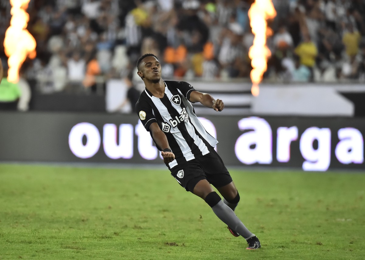Jeffinho assina com o Botafogo até o fim de 2026 | botafogo | ge